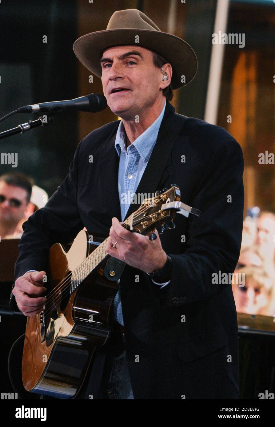 Singer james taylor performs hi-res stock photography and images - Alamy