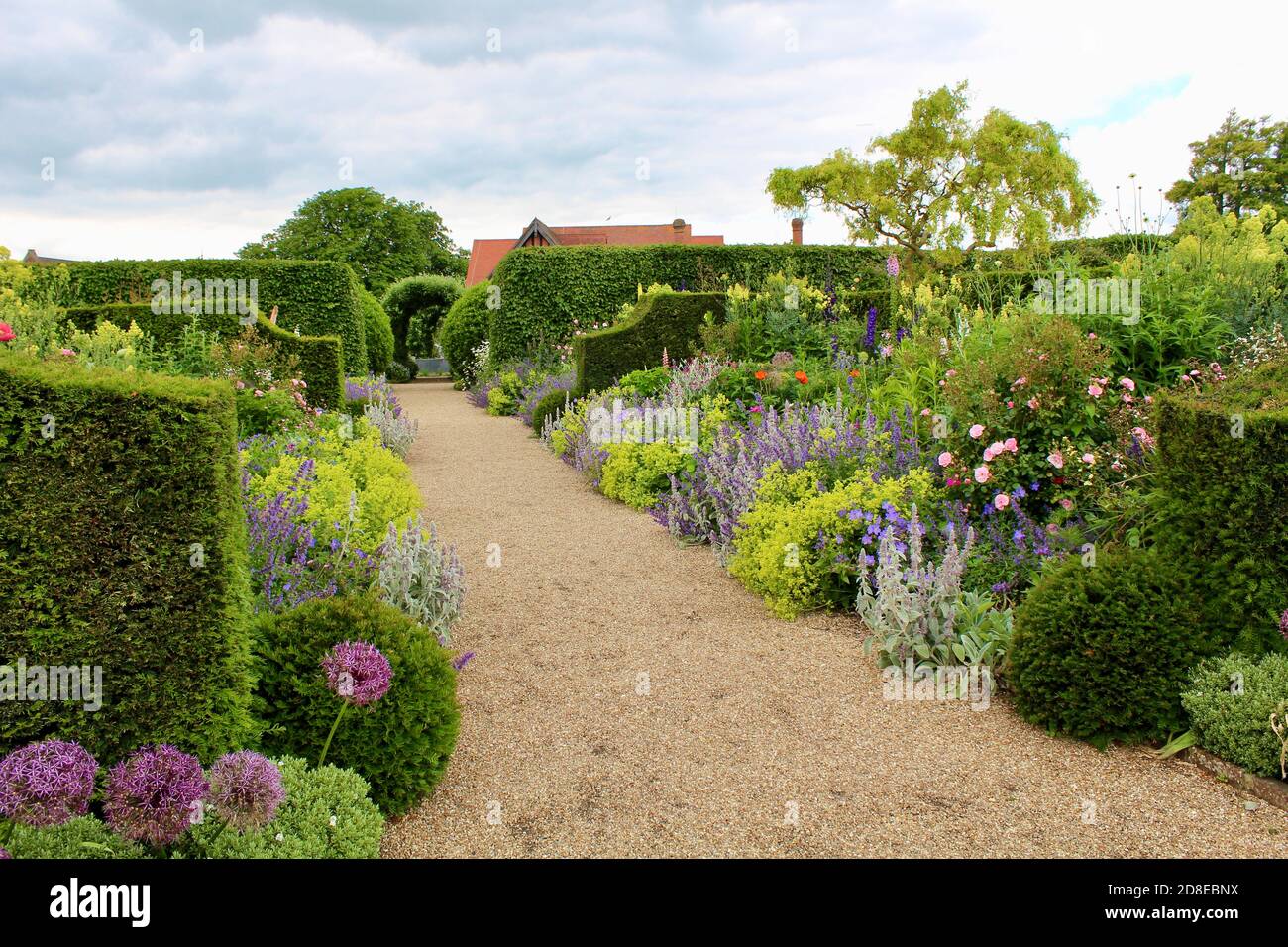 Pathway through borders hi-res stock photography and images - Alamy