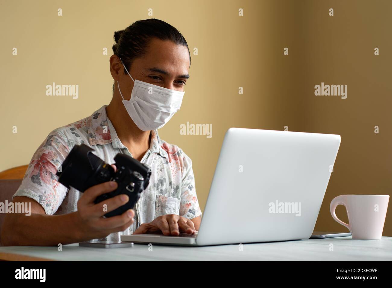 Social photographer hi-res stock photography and images - Alamy