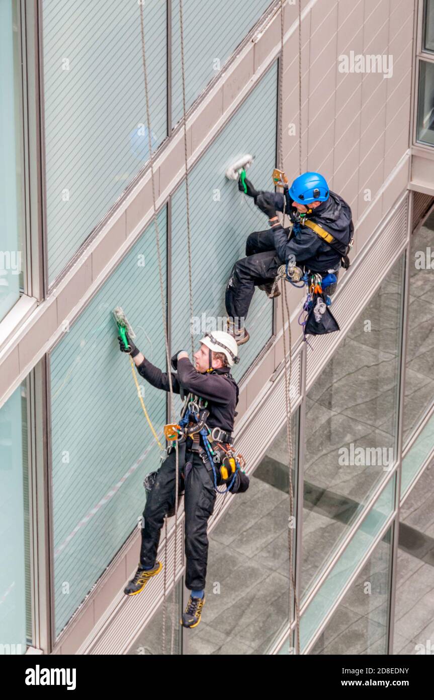 Abseiling window cleaner hi-res stock photography and images - Alamy