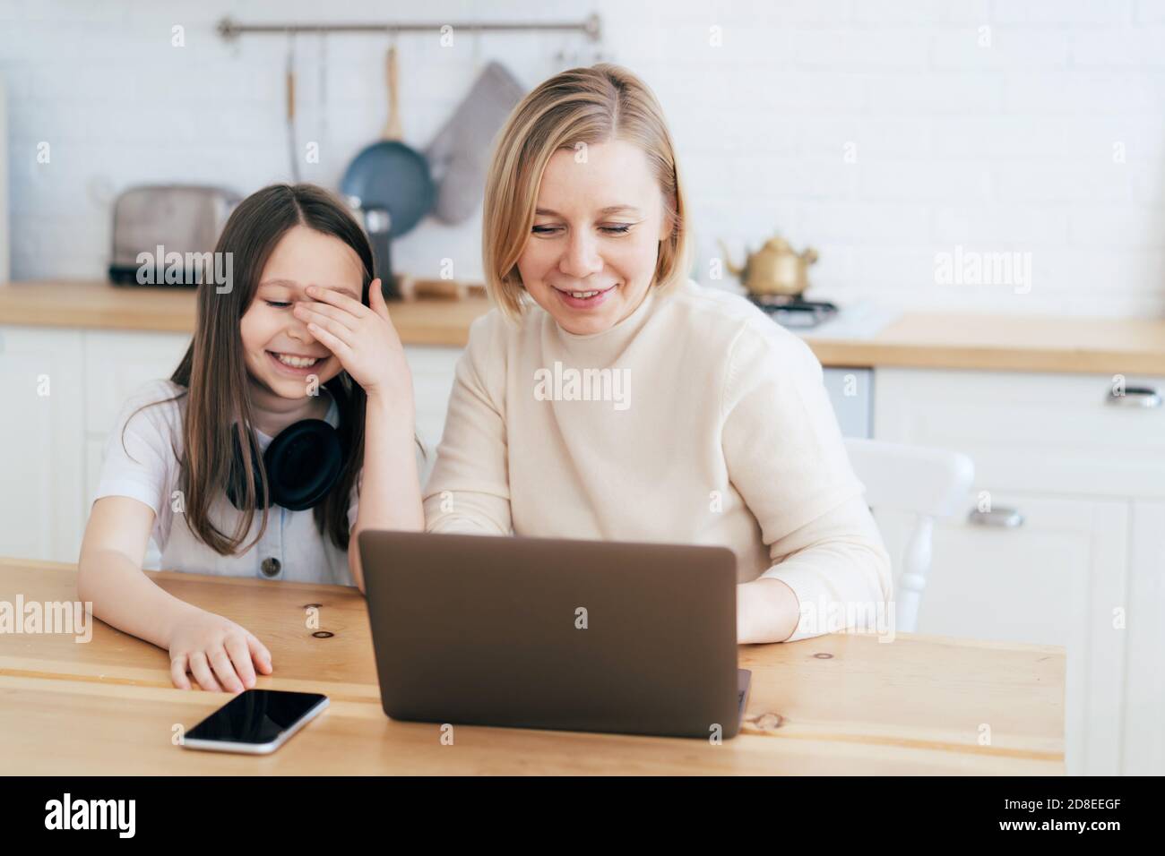 mom and daughter look at the computer Stock Photo - Alamy
