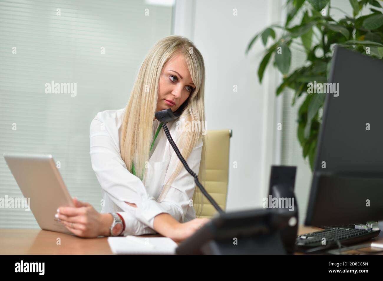 Busy office hi-res stock photography and images - Alamy