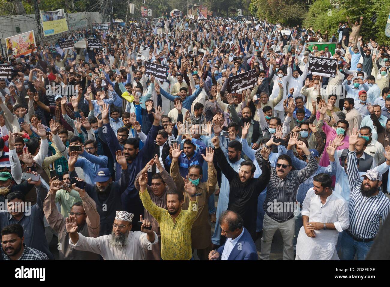 Lahore, Pakistan. 29th Oct, 2020. Pakistani employees of Sui Northern ...
