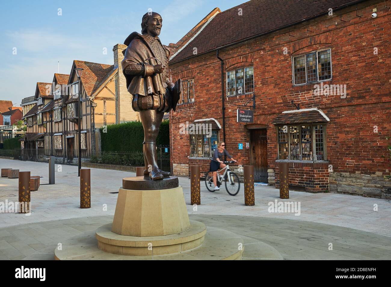 Statue of William Shakespeare stands outside his birthplace in Henley ... Statue of William Shakespeare stands outside his birthplace in Henley ...