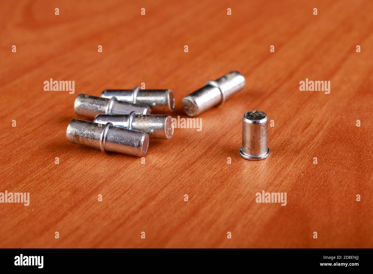 Joining chipboards with the use of specialized metal connectors. Minor ...