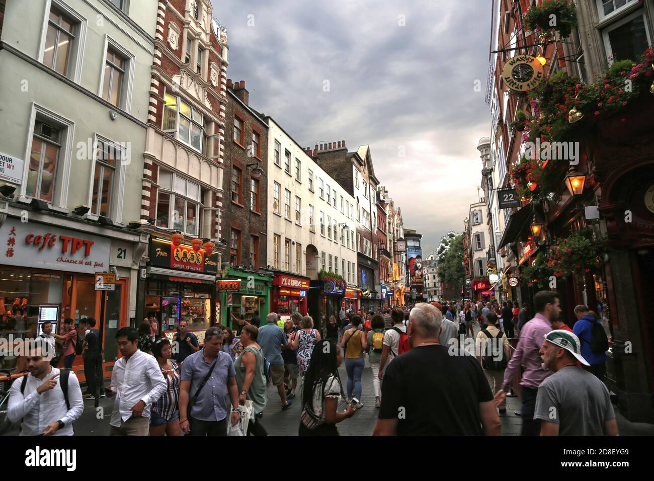 Large group of people outside of a building hi-res stock photography ...