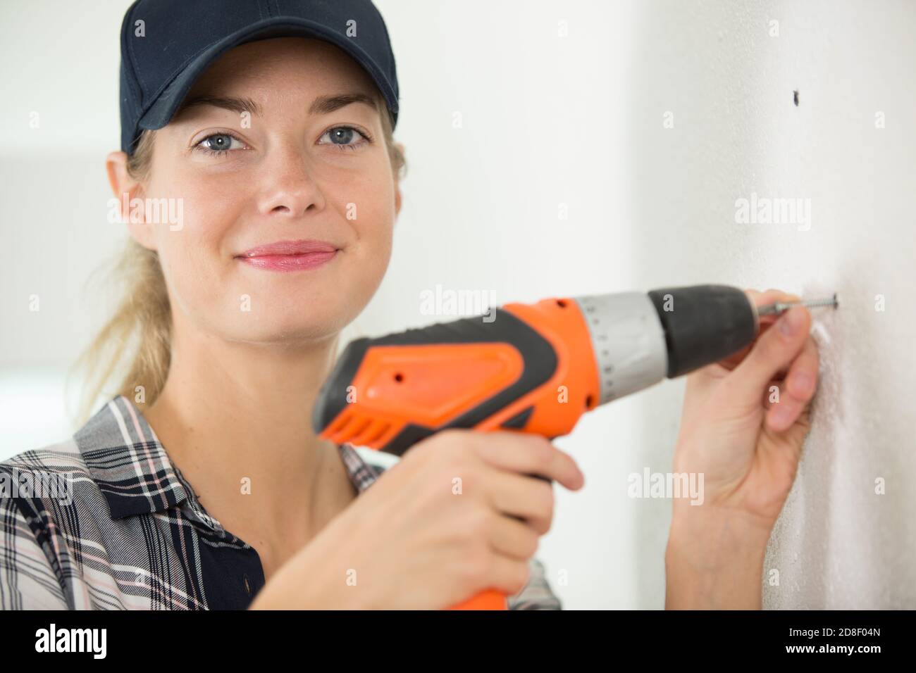 Female handyman drill hi-res stock photography and images - Alamy