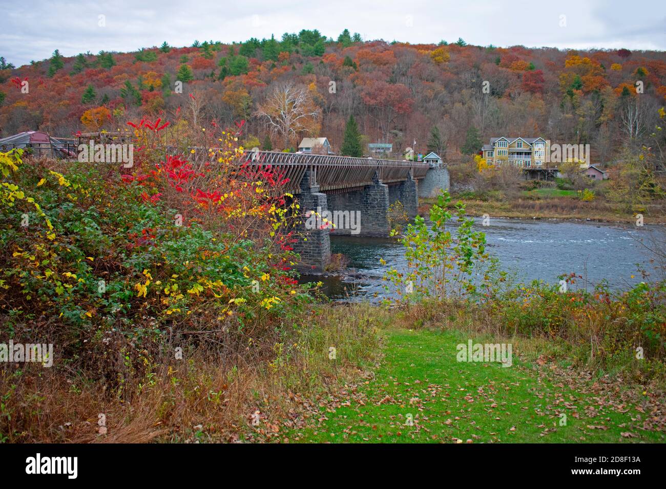 Bridge crossing the Delaware River at Lackawaxen, Pennsylvania, USA ...