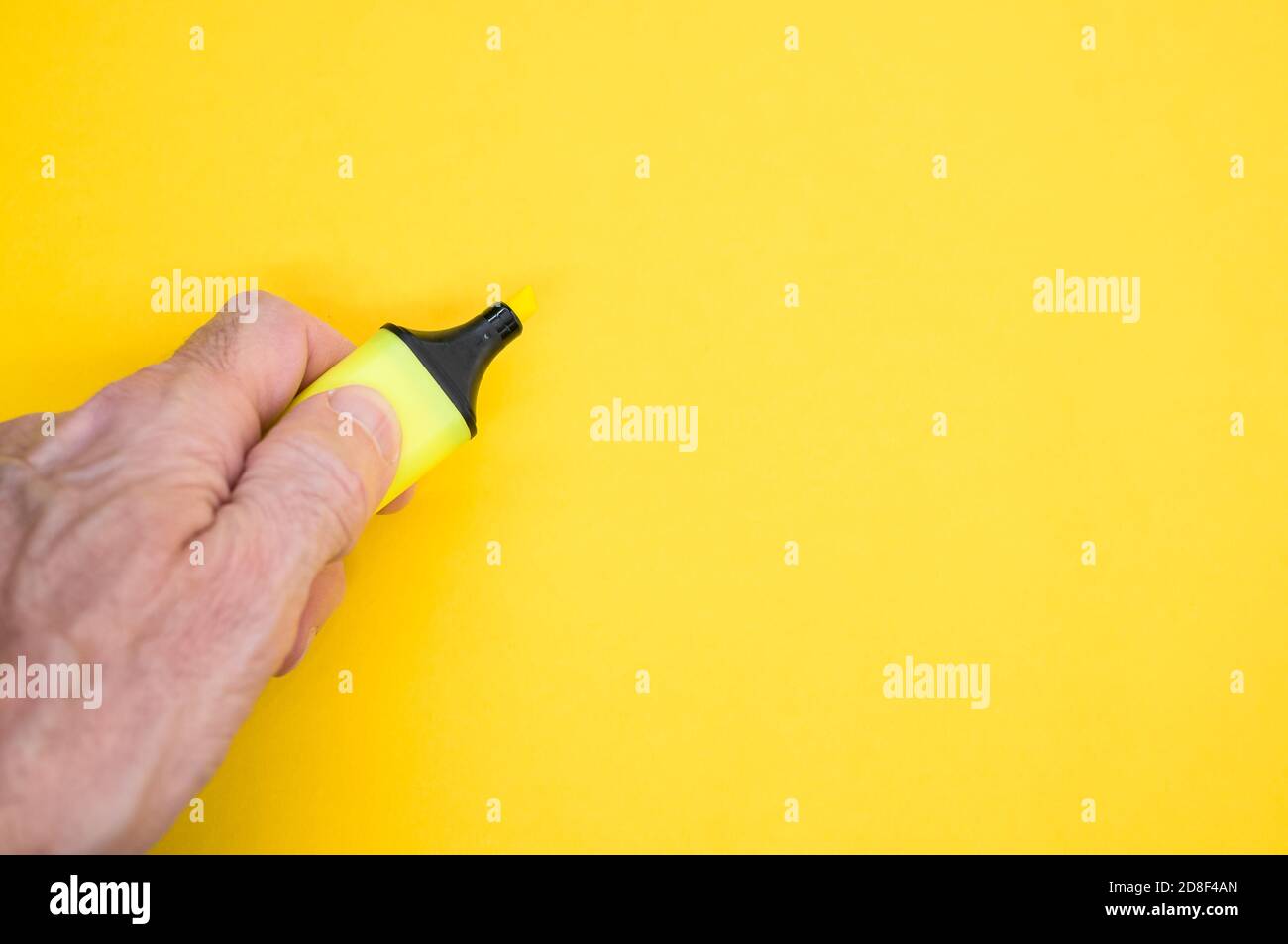 Hand holding yellow highlighter hi-res stock photography and images - Alamy