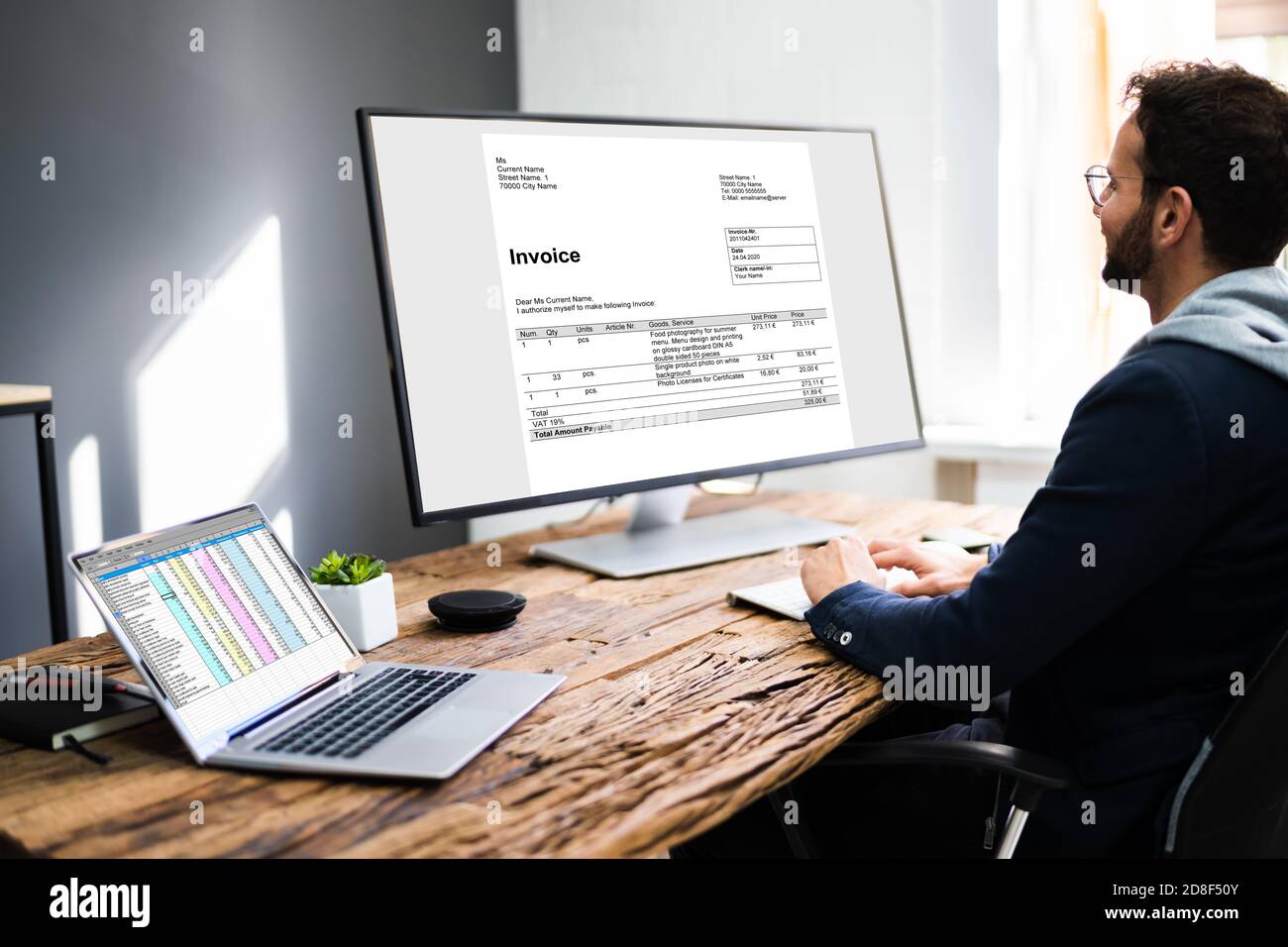 Computer invoice hi-res stock photography and images - Alamy