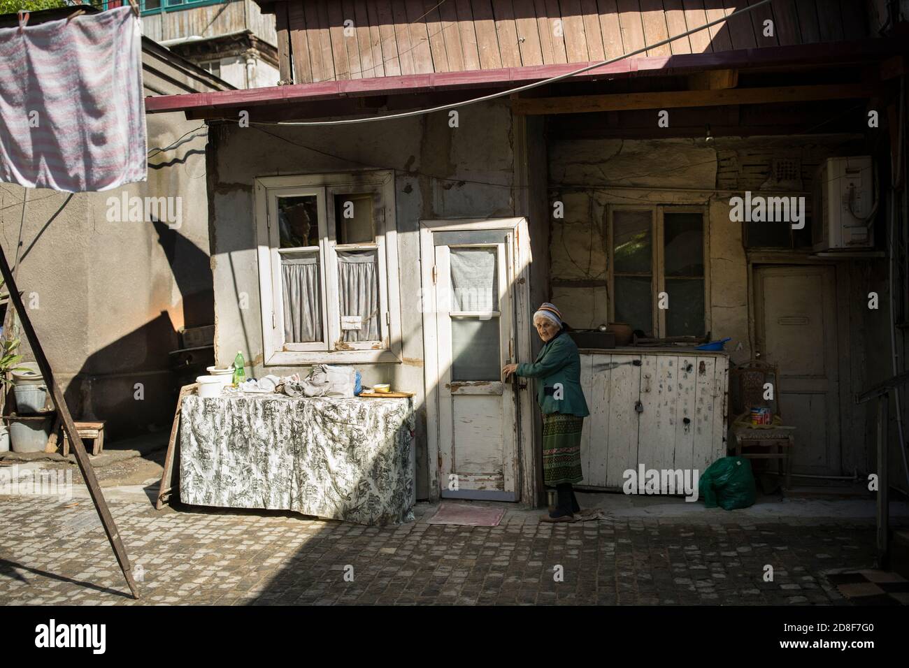 Low income neighborhood hi-res stock photography and images - Alamy