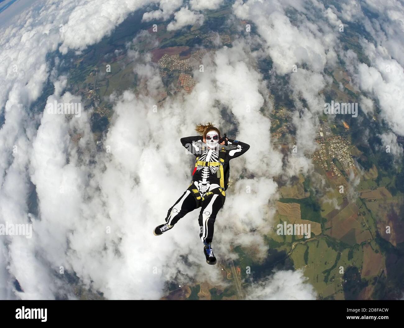 Free fall parachute hi-res stock photography and images - Alamy