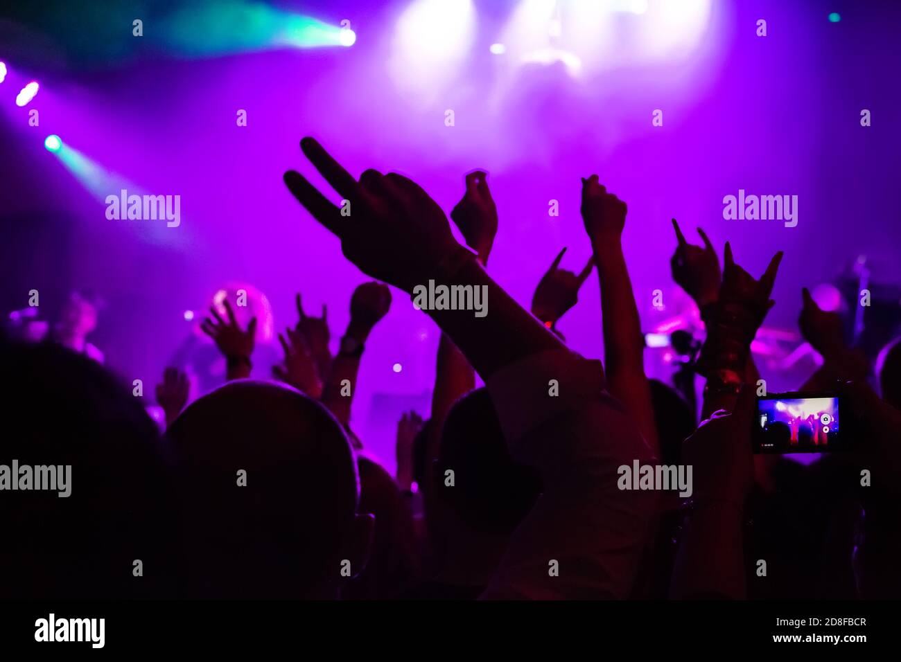 Band stage audience dancing hi-res stock photography and images - Alamy