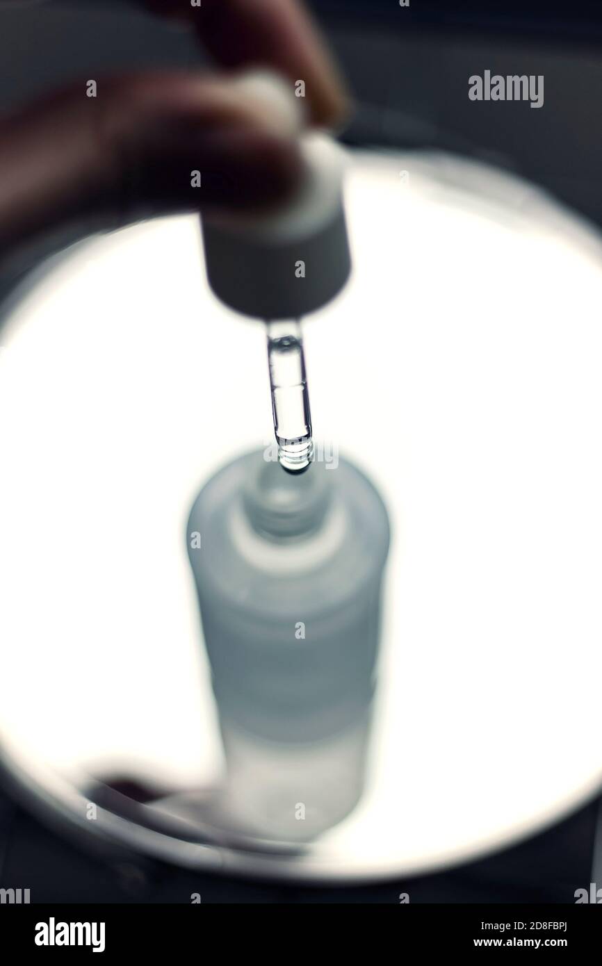 Drop into beaker hi-res stock photography and images - Alamy