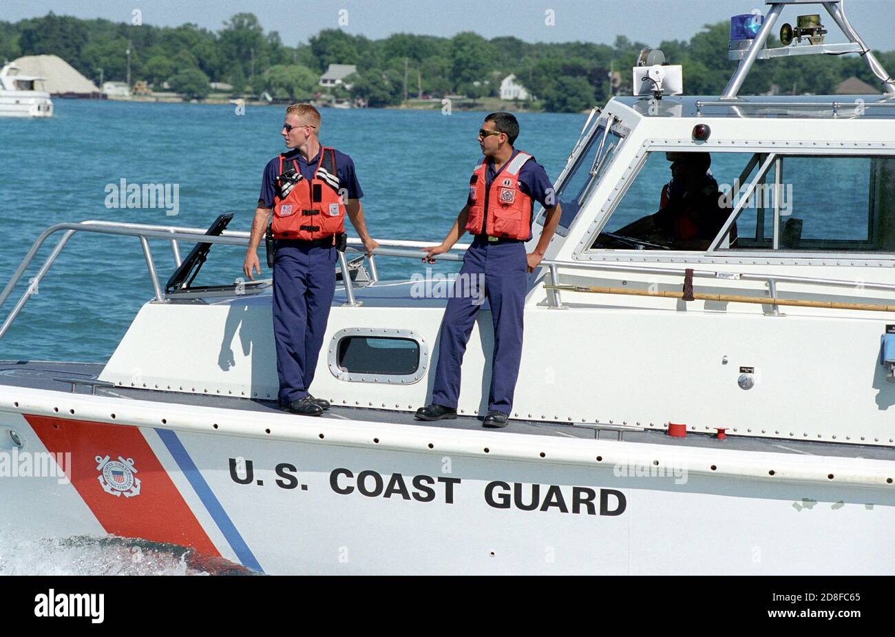 Coast Guard checks boats on St Clair River at Canadian border for law ...