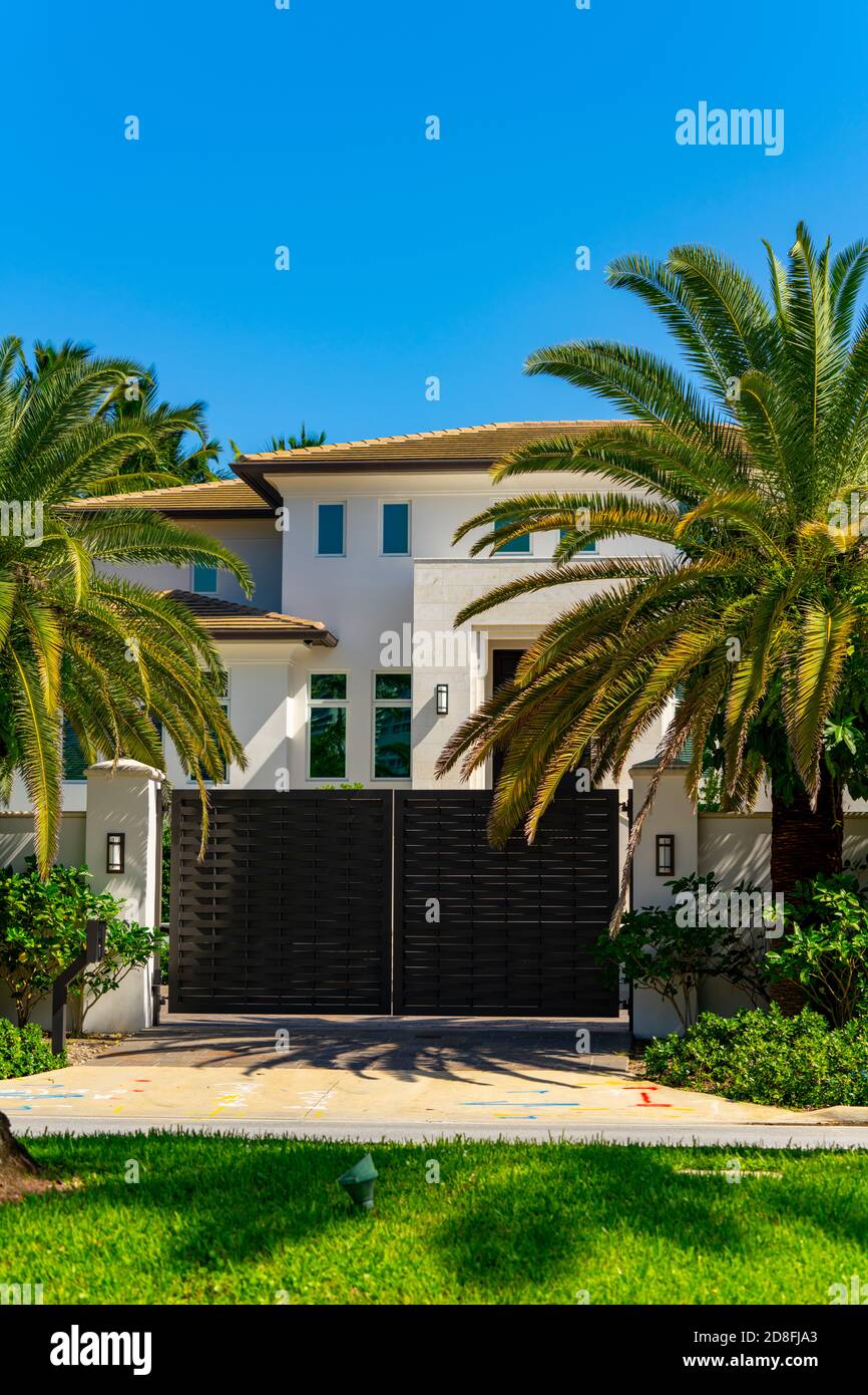 Luxury mansion with closed gate Stock Photo - Alamy