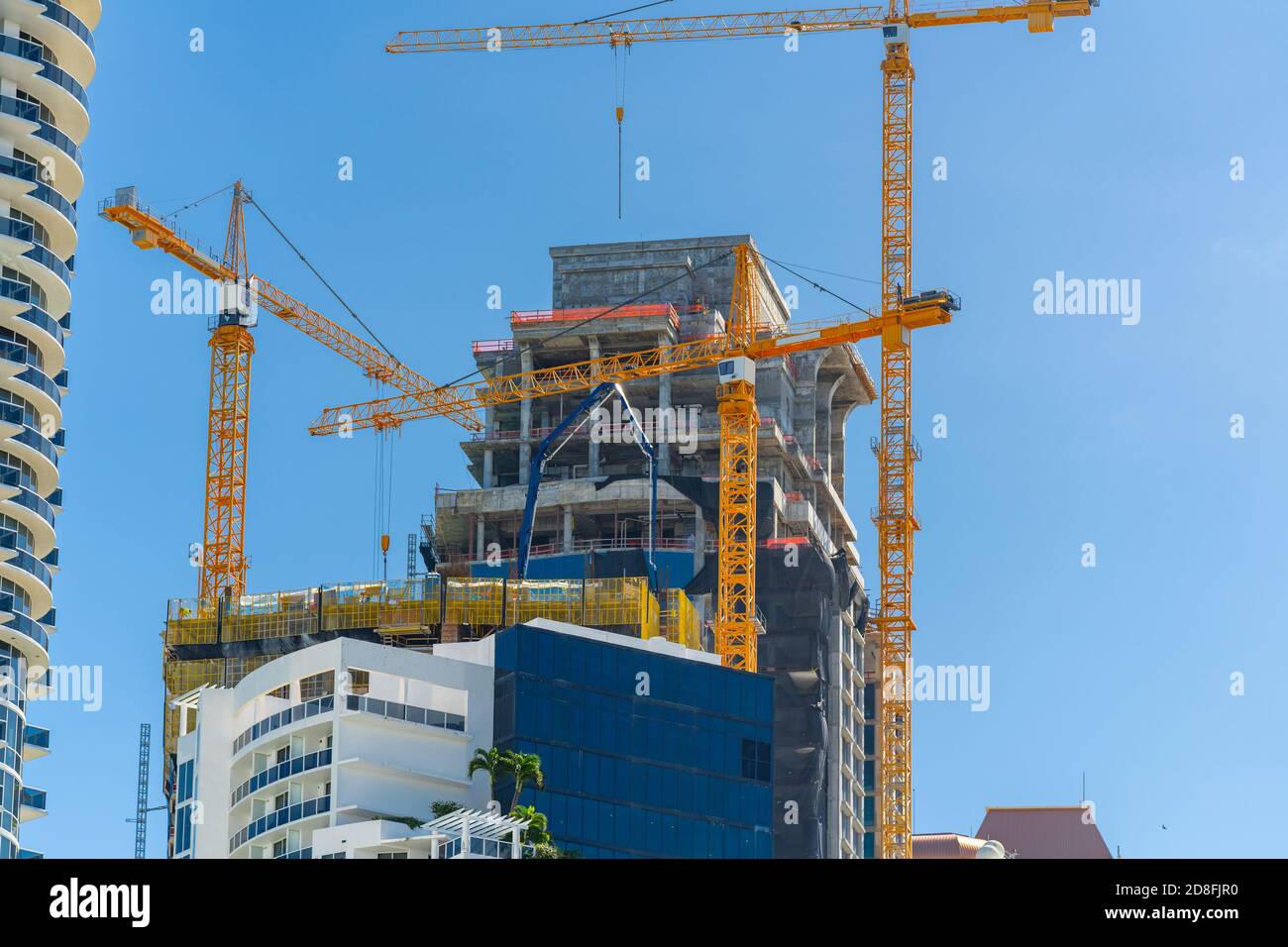 Skyscraper cranes hi-res stock photography and images - Alamy