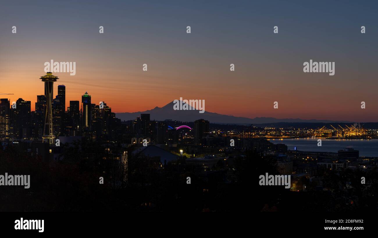 Breathtaking panoramic sunset view of the Seattle skyline and Mount ...