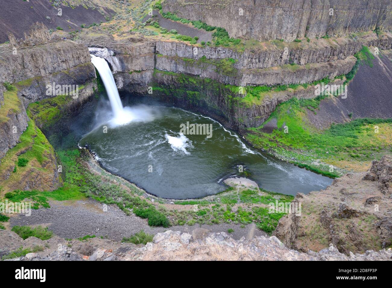 Object falling in water hi-res stock photography and images - Alamy