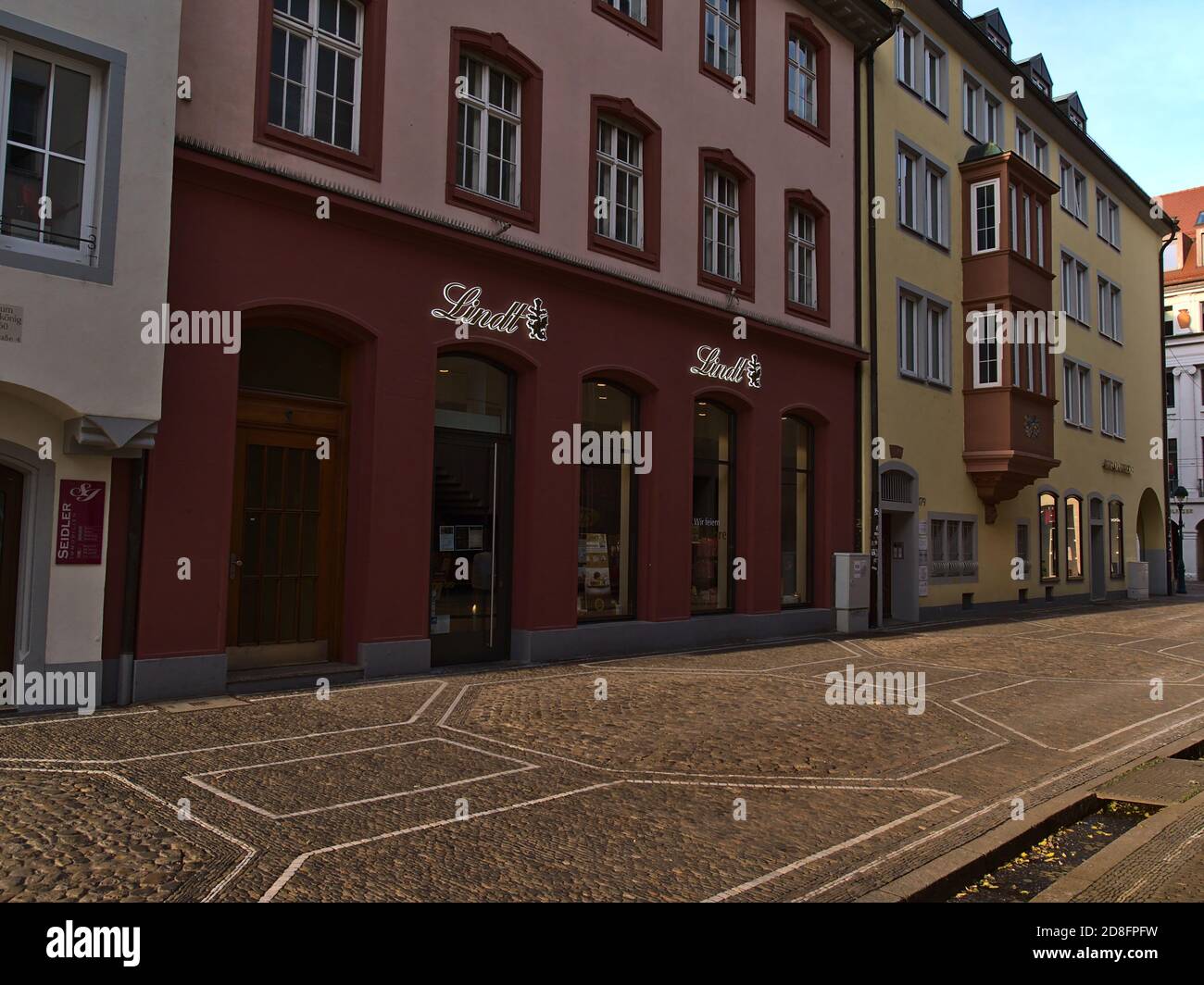 Lindt chocolate store hi-res stock photography and images - Alamy