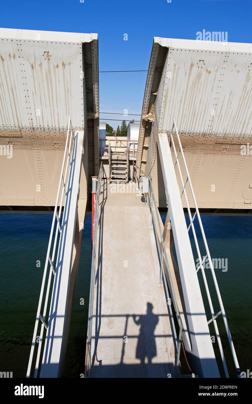 Sacramento River flood control gates in Walnut Grove, Sacramento River ...