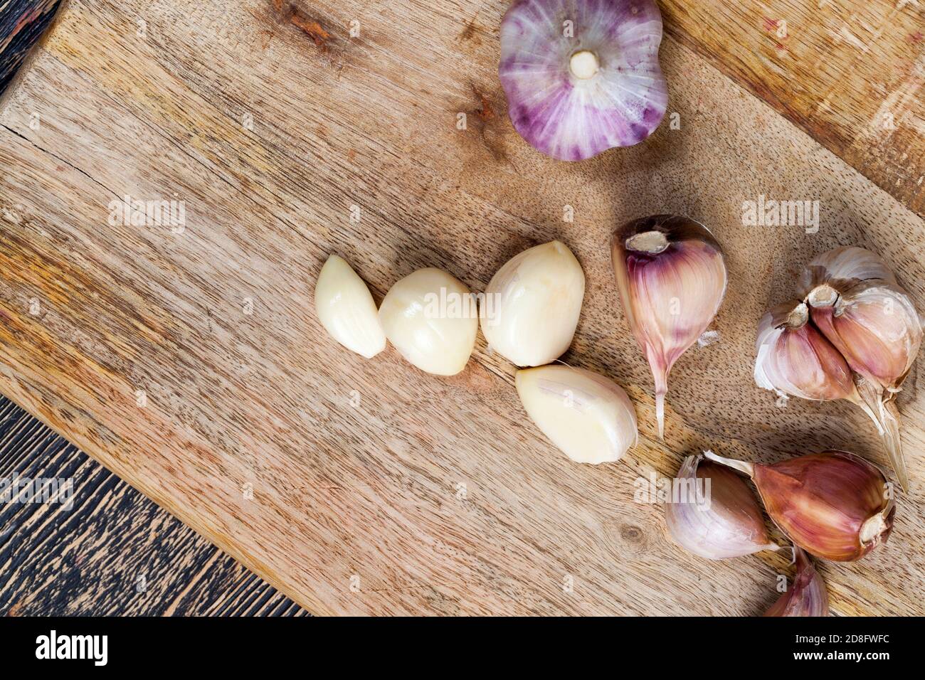 cloves and heads of ripe garlic Stock Photo - Alamy