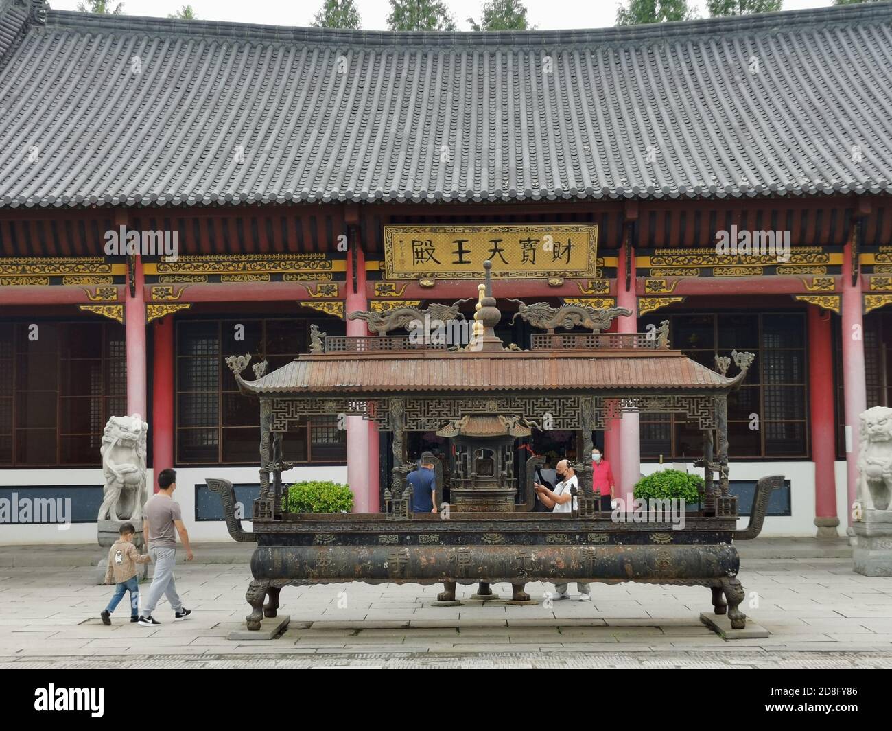 The Guiyuan Temple reopens, lots of citizens and tourists come to visit ...