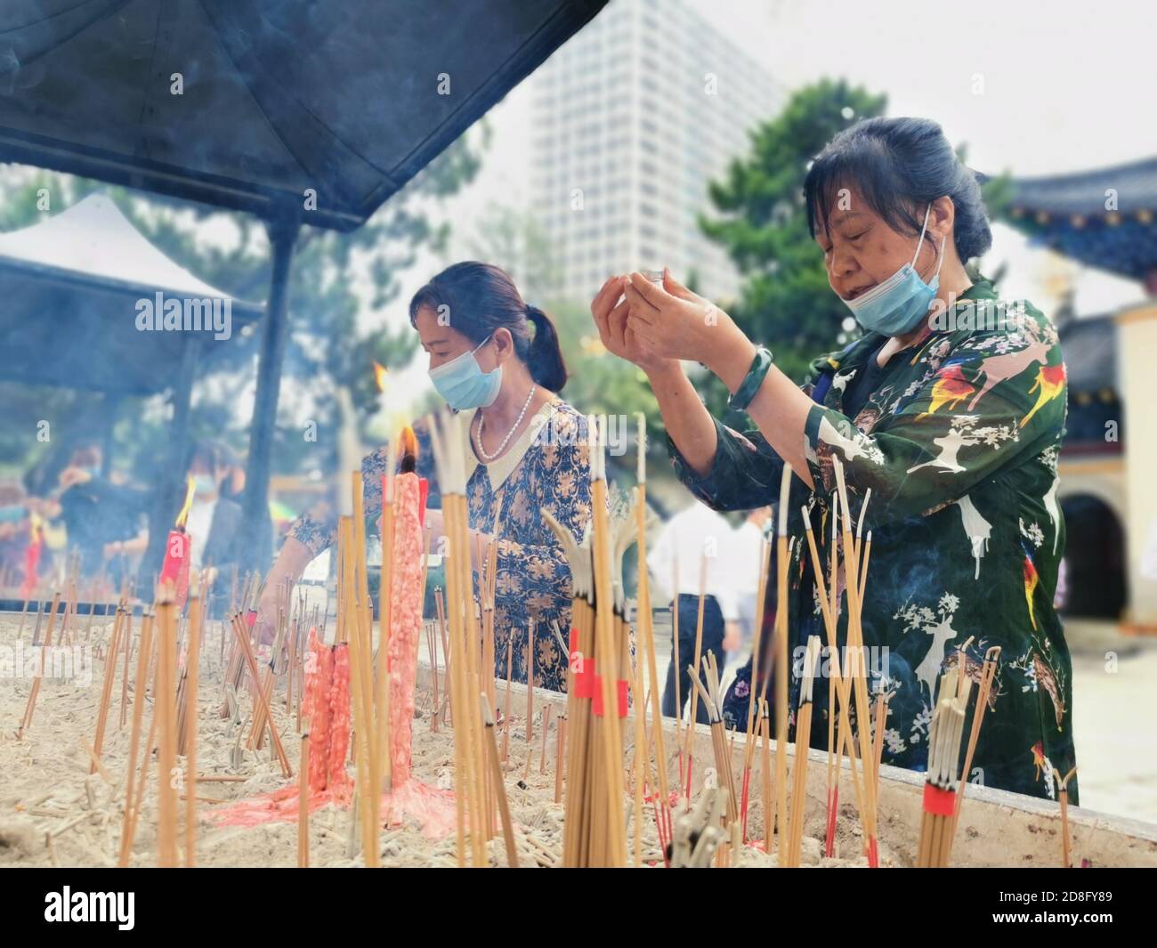 The Guiyuan Temple reopens, lots of citizens and tourists come to visit ...