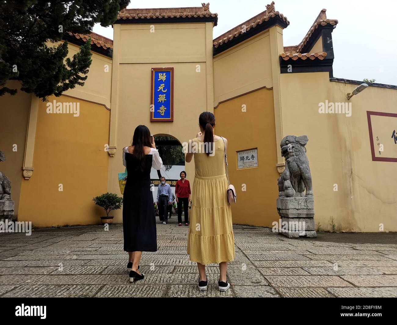 The Guiyuan Temple reopens, lots of citizens and tourists come to visit ...