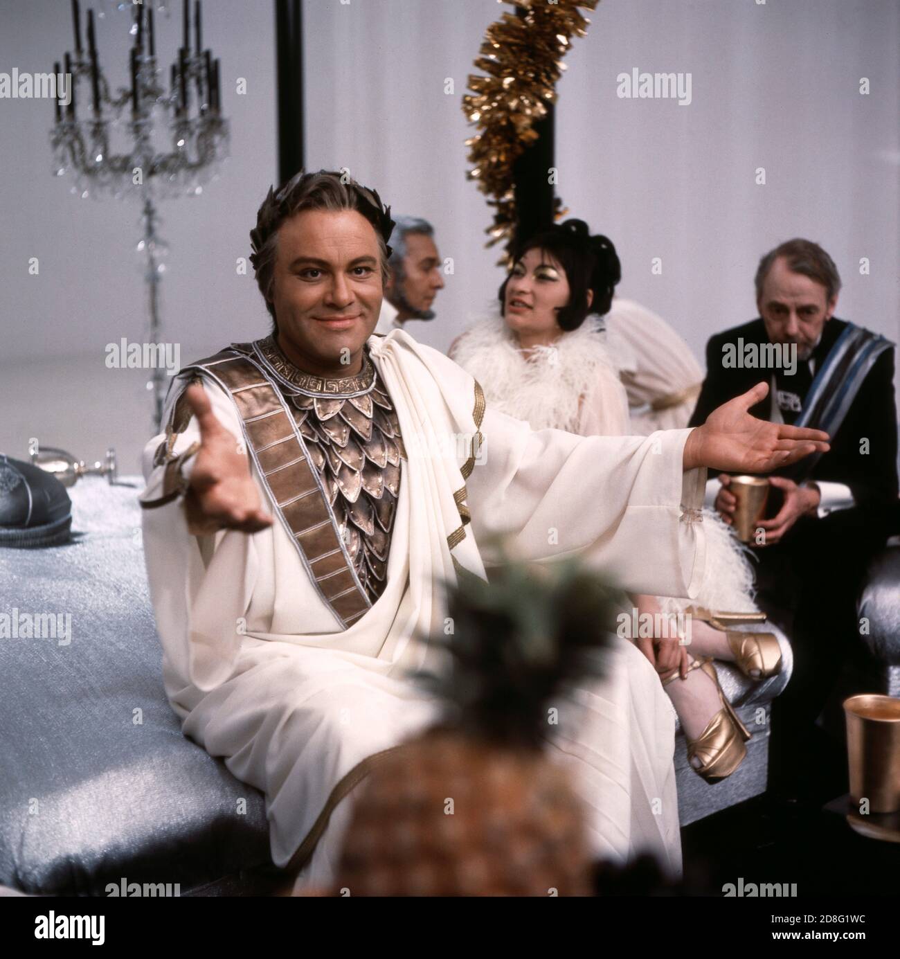 Wolfgang Reichman als Timon lädt seine falschen Freunde zum Fest ein in ...