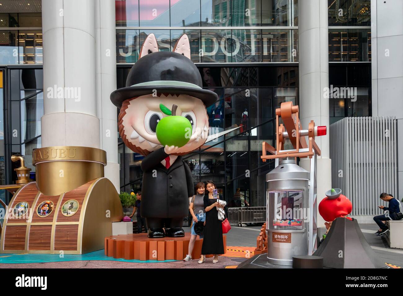 Popmart holds a large blind box exhibition, including a 4.5-meter-high ...