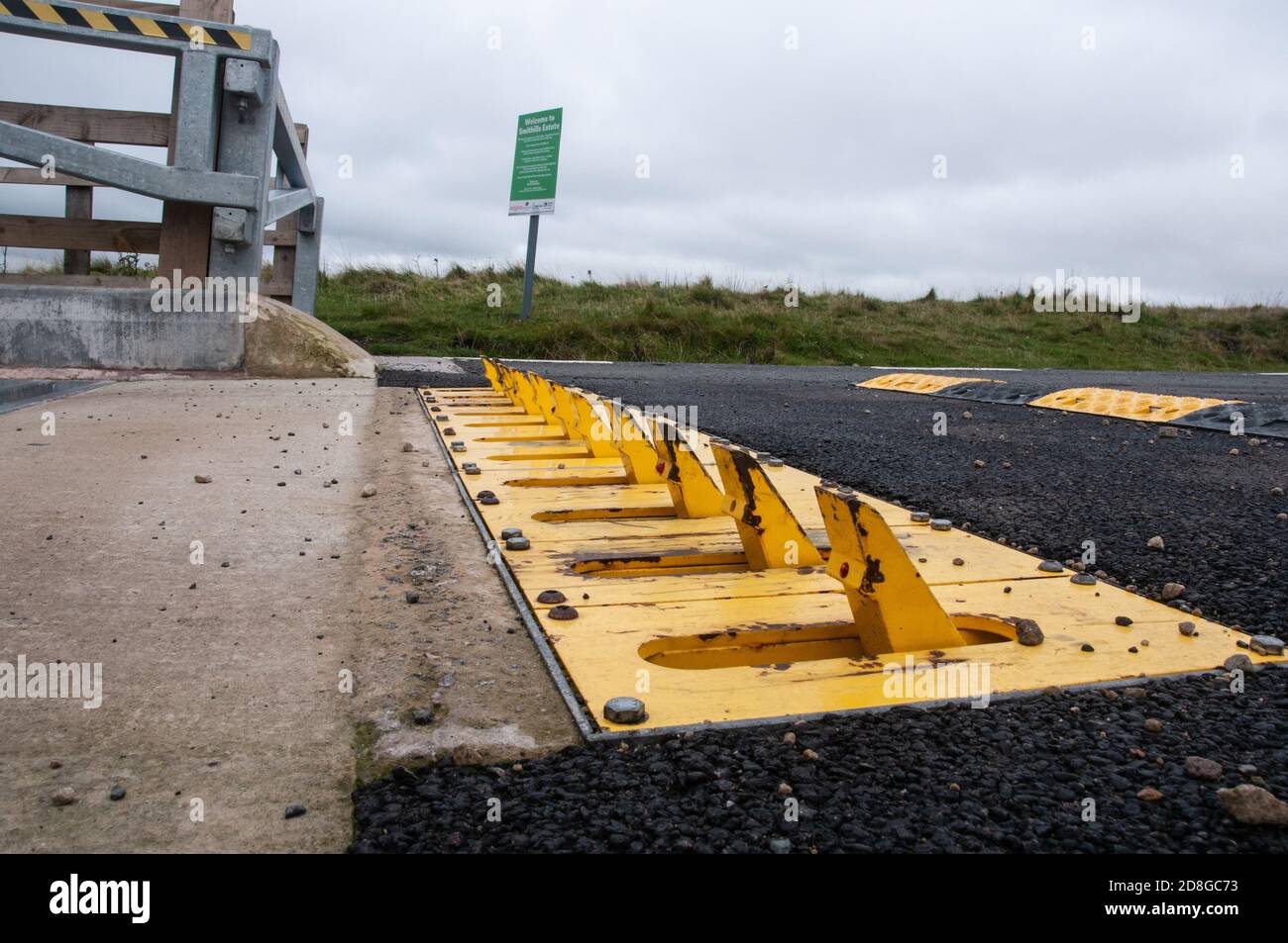 Alligator teeth barriers hi-res stock photography and images - Alamy