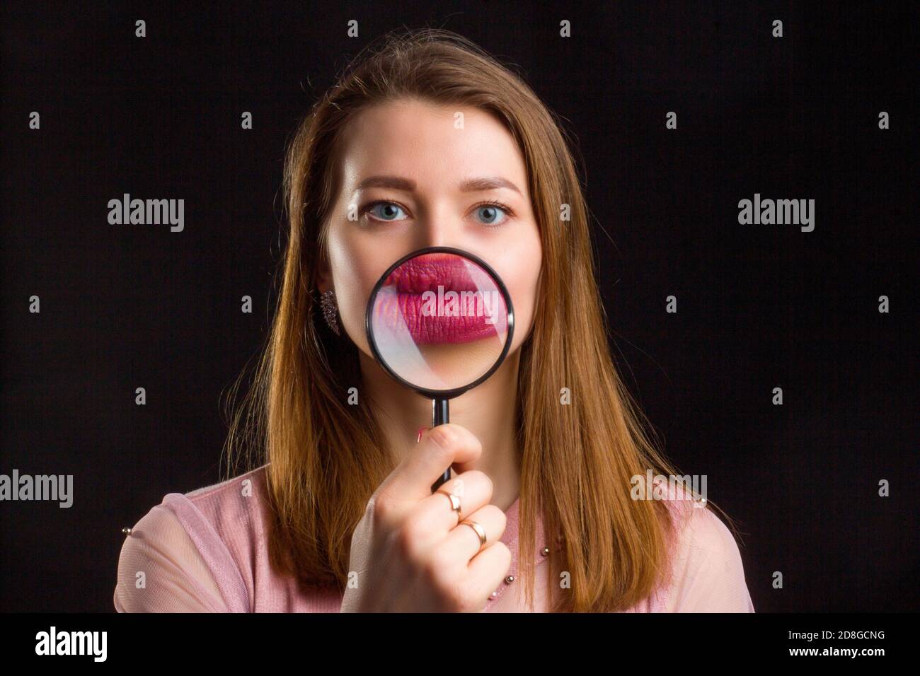 With long blonde hair, enhances the lips with the lipstick with a ...