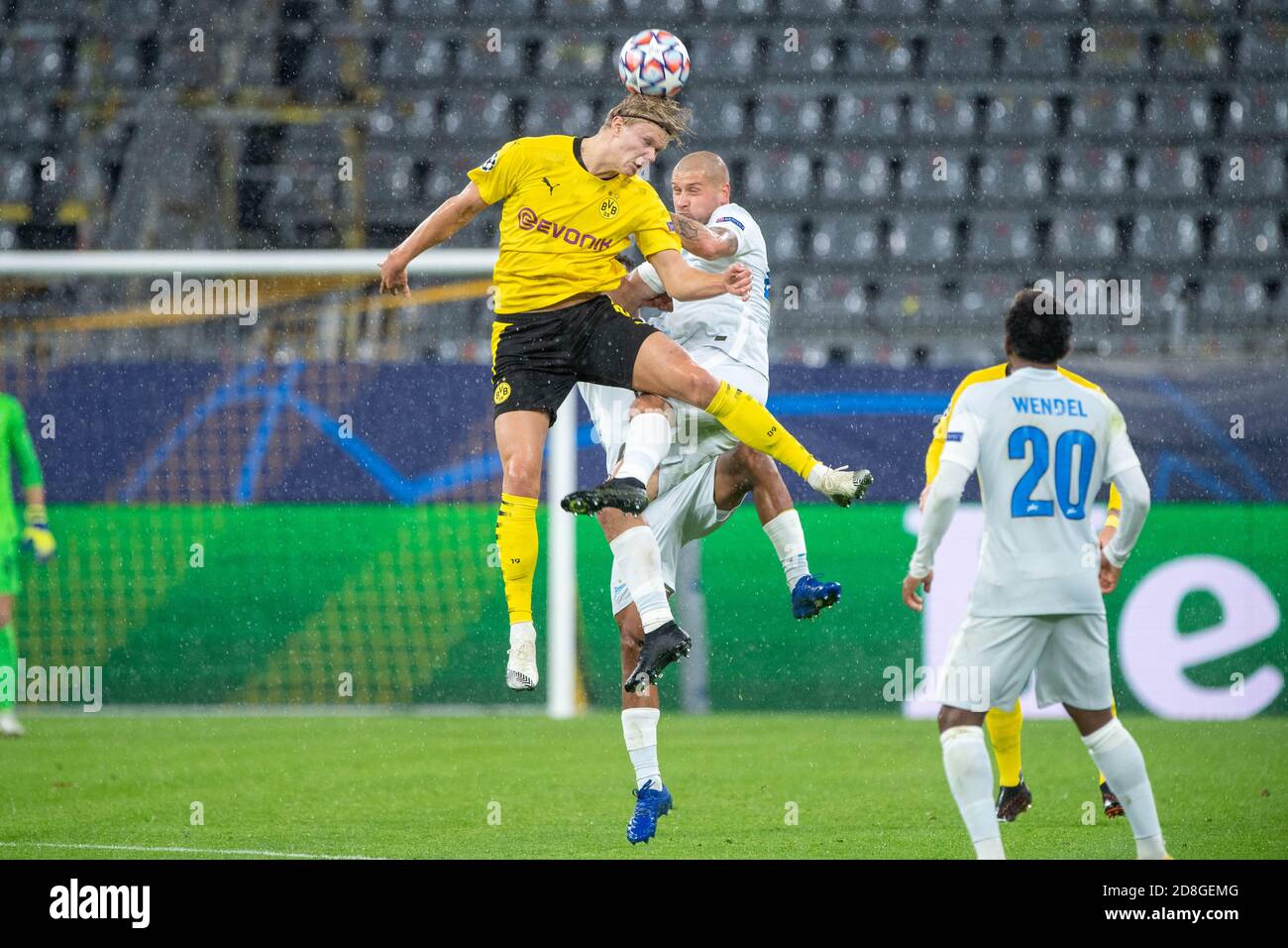 Erling HAALAND (left, DO) in a dogfight with Yaroslav RAKITSKYY (right ...