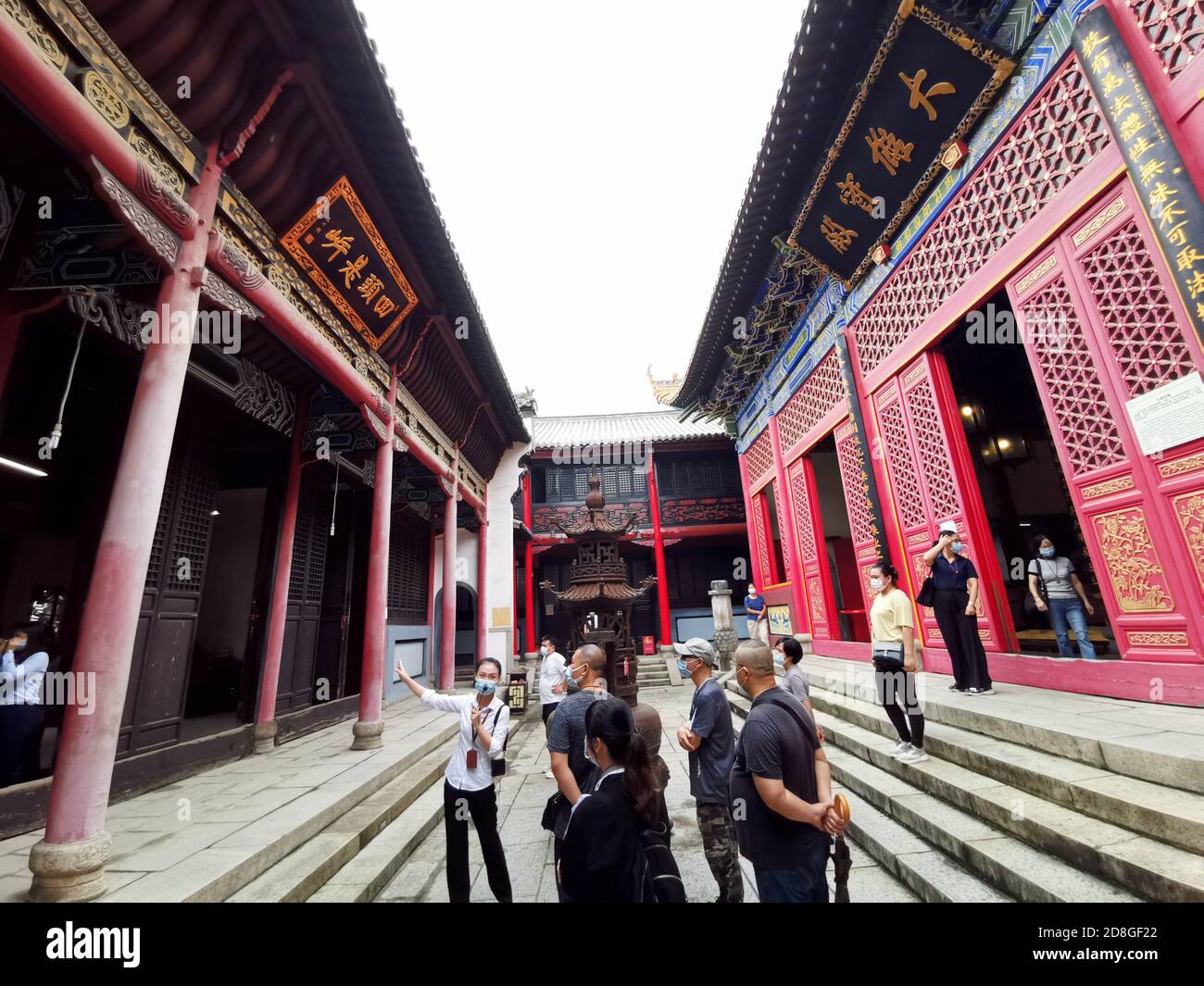 The Guiyuan Temple reopens, lots of citizens and tourists come to visit ...