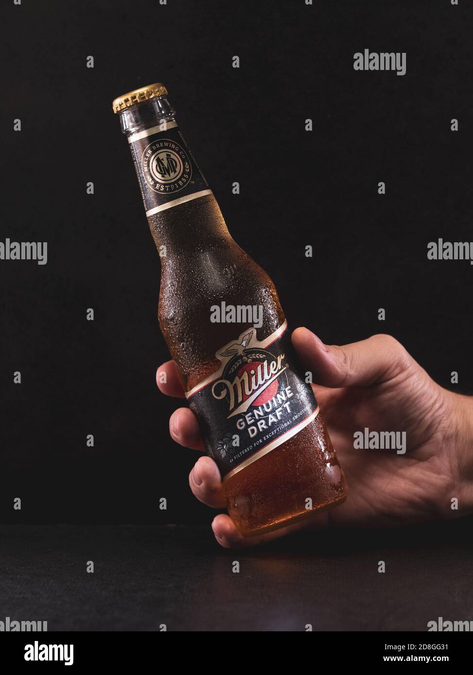Mans hand holding a glass of beer hi-res stock photography and images ...