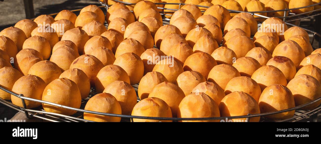 Making process of sun exposuring drying peeled dried persimmon in a ...