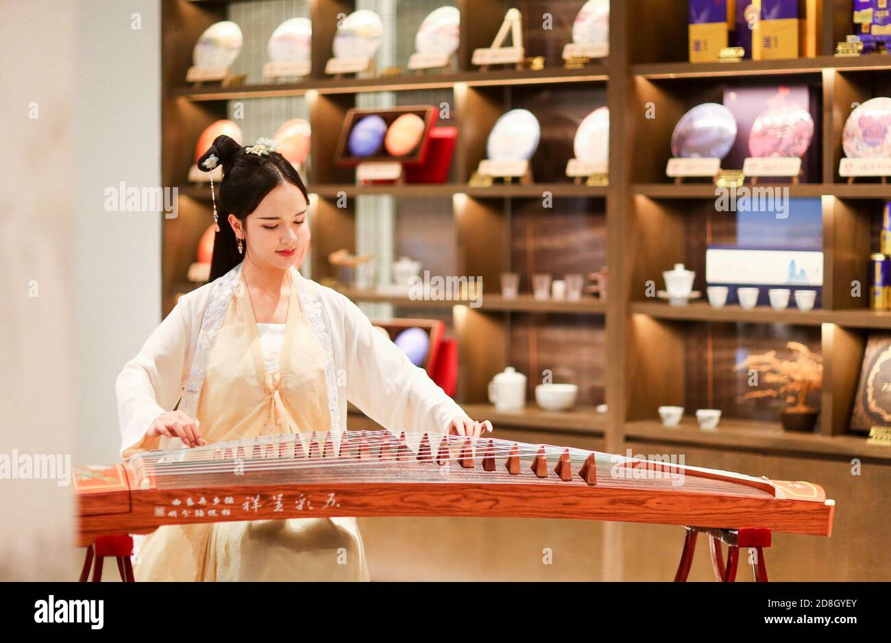 A young person wears Hanfu，historical clothing styles of Han dynasty ...