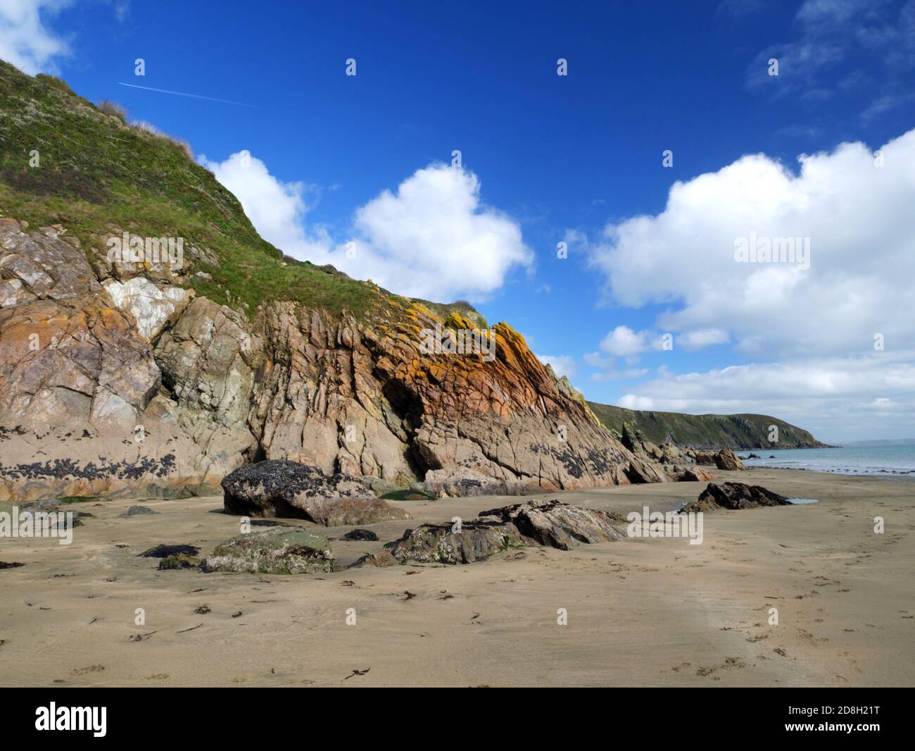 Pink-tinged rocks at Gorran Haven, Cornwall Stock Photo - Alamy