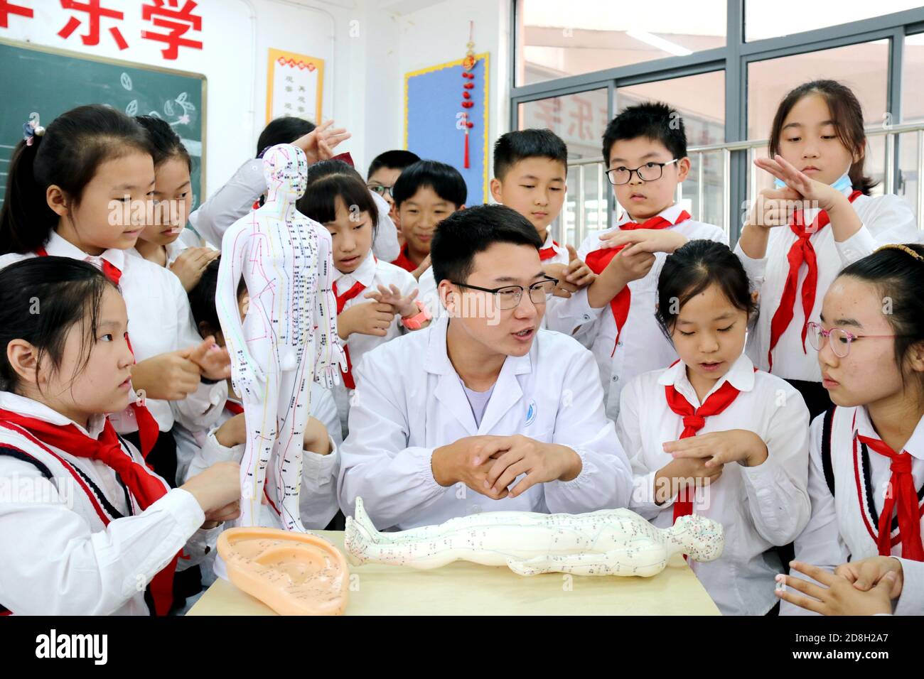 Teaching volunteers from Anhui University of Chinese Medicine teach ...