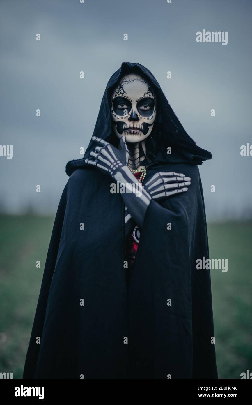 Body paint skeleton hi-res stock photography and images - Alamy