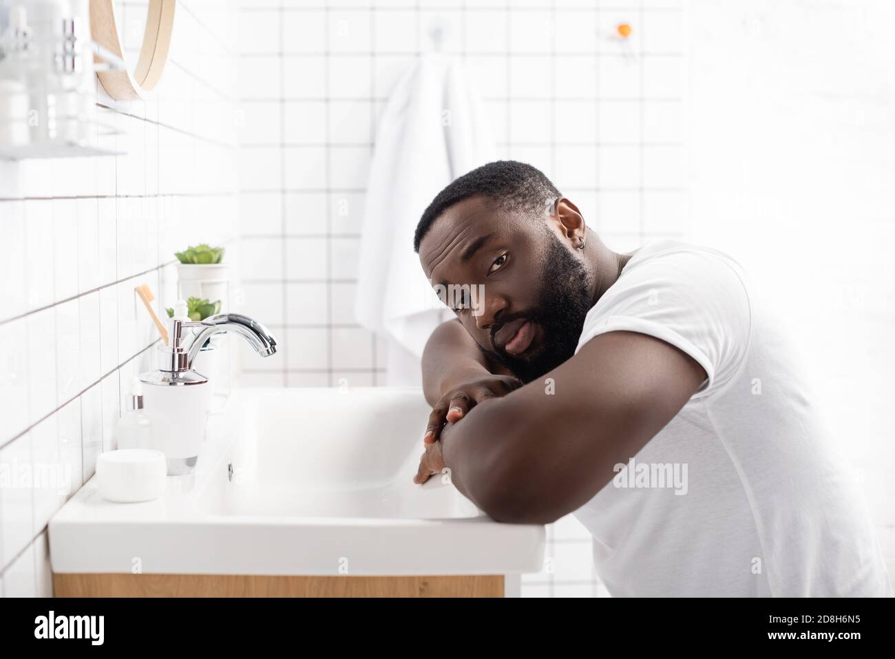 Leaning on the sink hi-res stock photography and images - Alamy