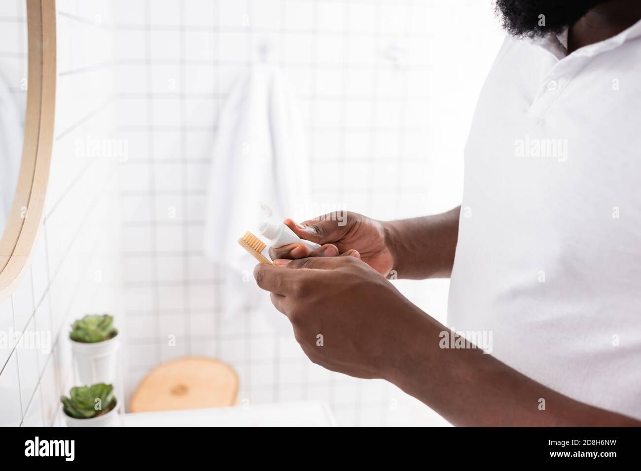 Squeezing toothpaste hi-res stock photography and images - Alamy