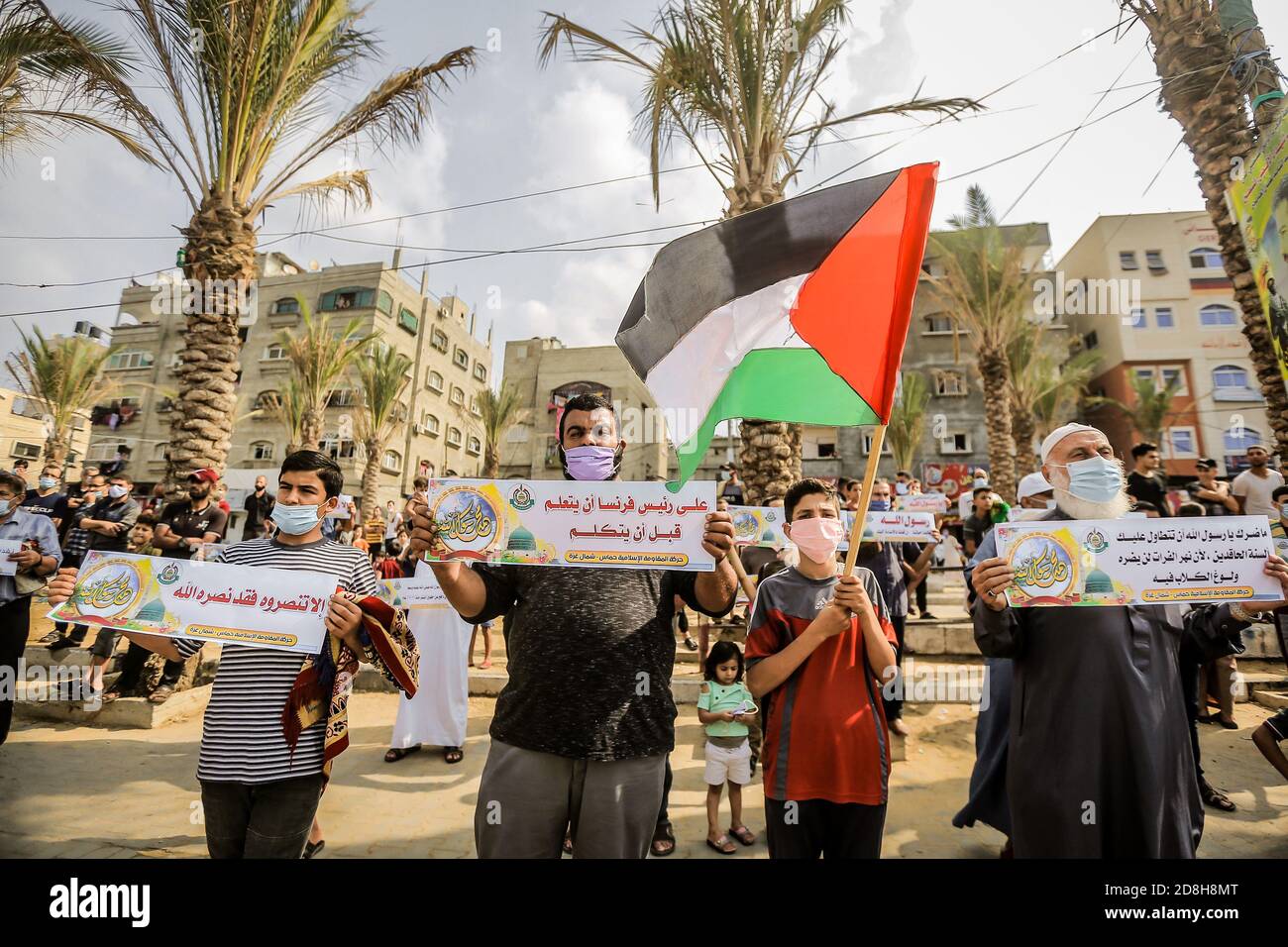 Gaza City, The Gaza Strip, Palestine. 30th Oct, 2020. Palestinian take ...
