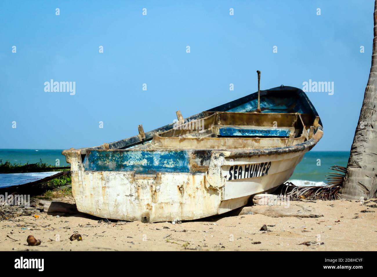 Old dingy boat hi-res stock photography and images - Alamy