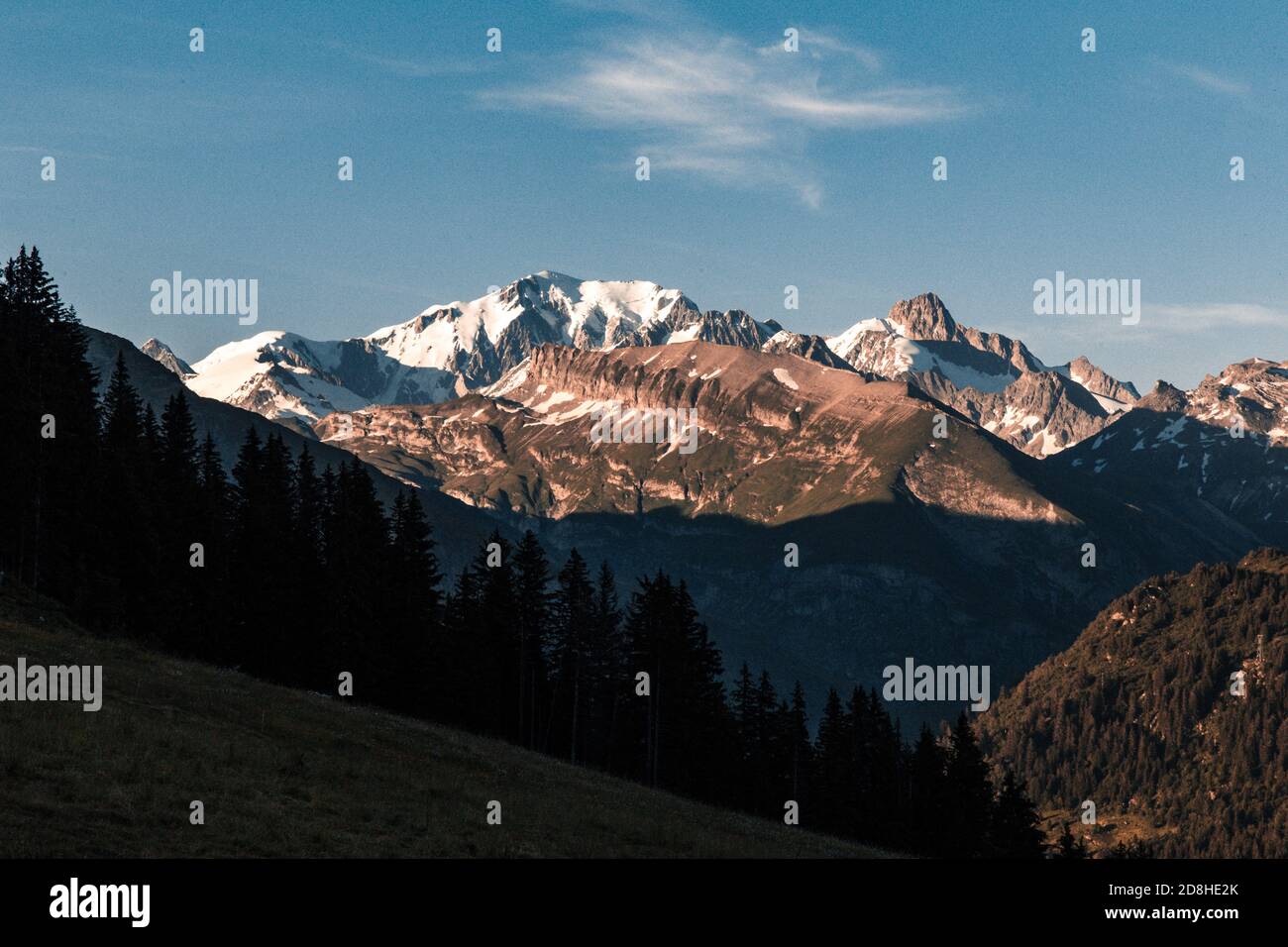 White permanent snow mountains hi-res stock photography and images - Alamy