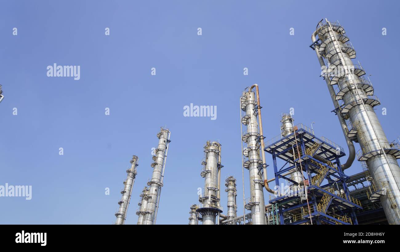 China oil factory hi-res stock photography and images - Alamy