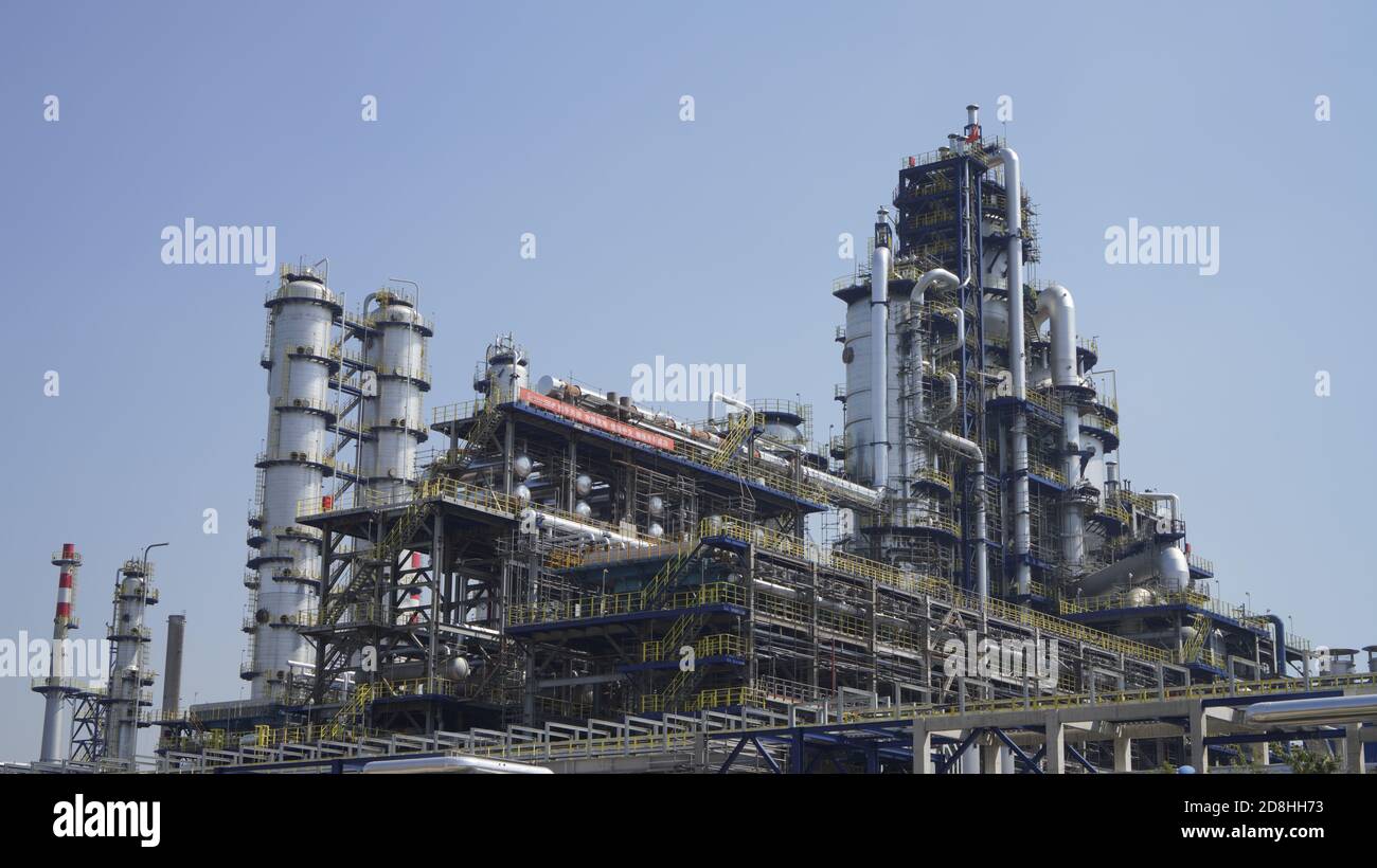 China oil factory hi-res stock photography and images - Alamy