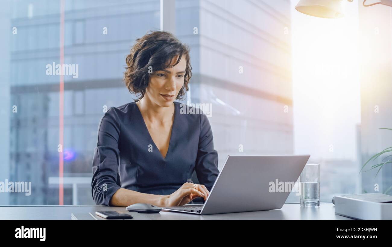 Working in a skyscraper hi-res stock photography and images - Alamy