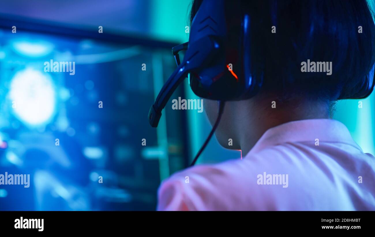 Talking to microphone hi-res stock photography and images - Alamy